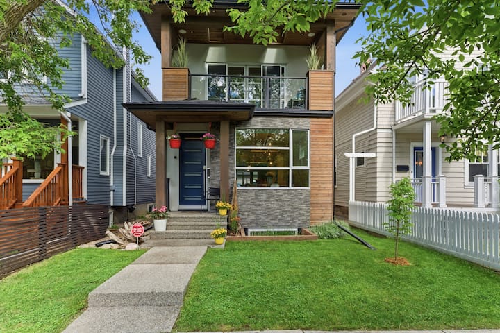 Modern Open Space Kensington House With City Views - Calgary