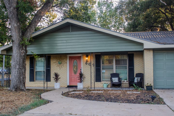 The Cozy Cowgirl - Downtown Bastrop - Bastrop