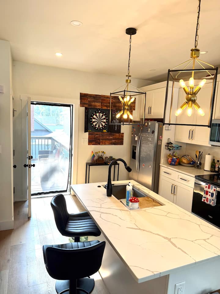 Beautiful Indy Carriage House W/ 2 Car Garage! - Indiana (State)