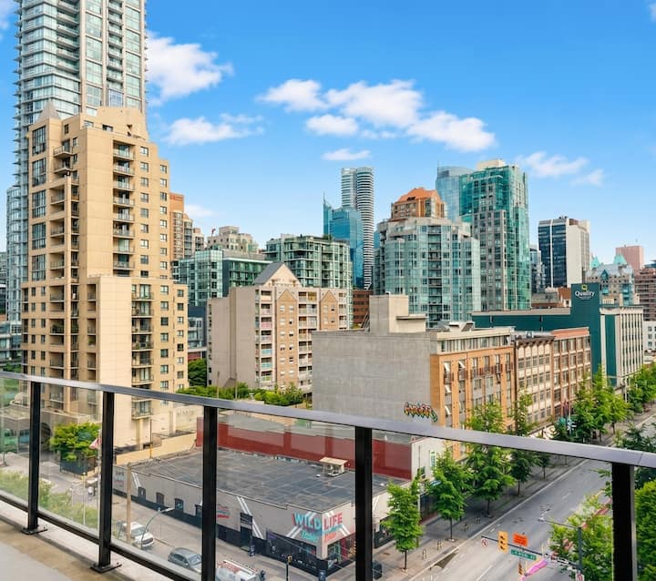 Luxury 2br Unit Downtown Core | Gym & Free Parking - Vancouver