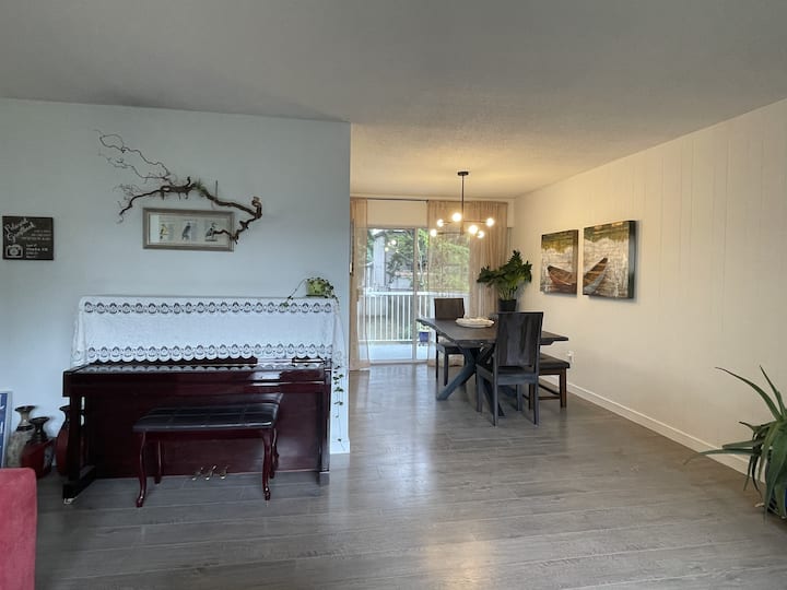 Bright & Cozy - The White Rock Gateway - White Rock