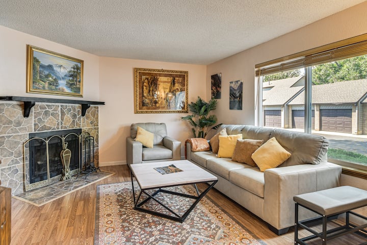 3 Mi To Old Town Arvada! Family Townhome W/ Patio - ゴールデン, CO