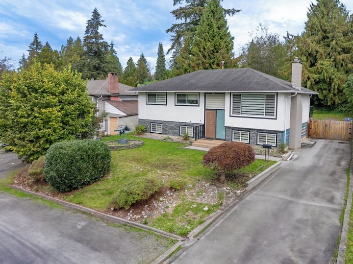 Charming 5br Home | Perfect For Groups & Families - Surrey, BC