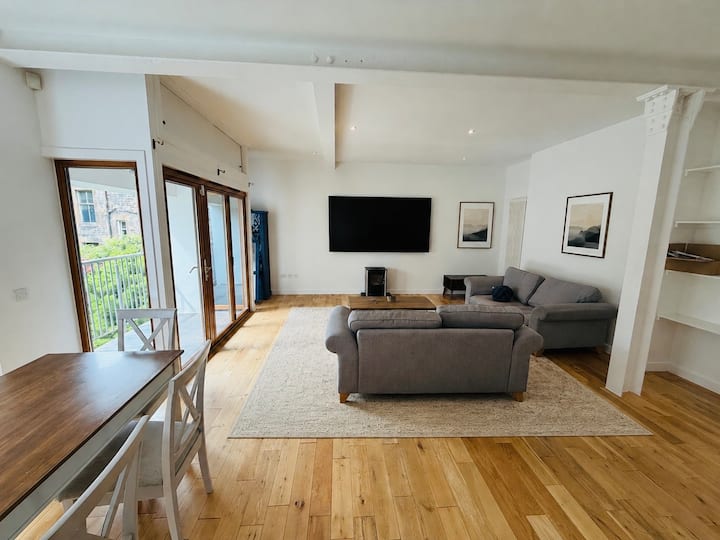 3-bed Central Edinburgh: Terrace & Parking - Leith