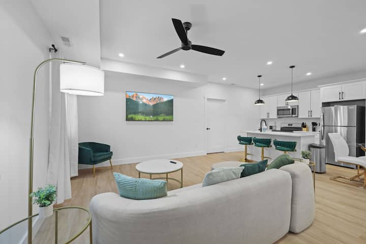 Luxury Queen Suite | Near Downtown Indy! - Indianapolis, IN
