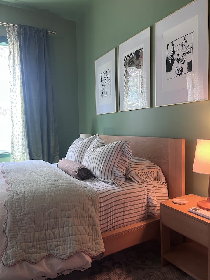 Canary Yellow Inn W/ Coffee Shop And Boutique - Wilmington, NC