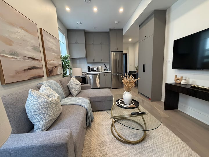 Modern 2br Apartment With Free Parking | Sleeps 5 - Toronto