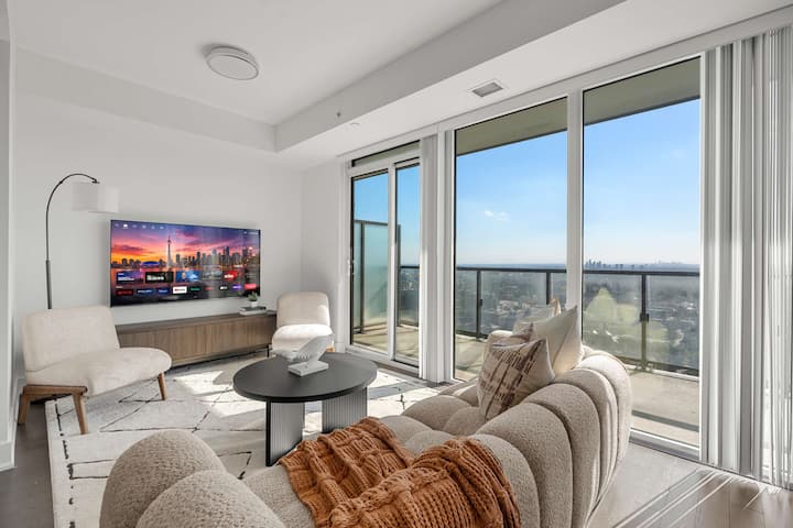 Downtown Condo, Skyline Views & Lake Backdrop - Newmarket