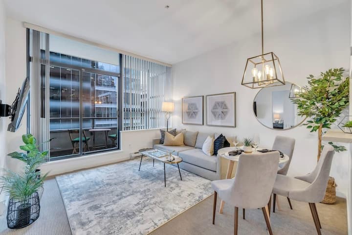 Chic Cozy Downtown Stay | King Bed + Parking - Vancouver