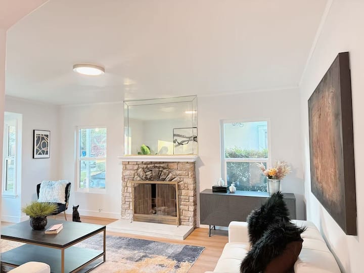 Spacious West La 5br/3ba W/ Yard Near Beach & Lax - Los Angeles, CA