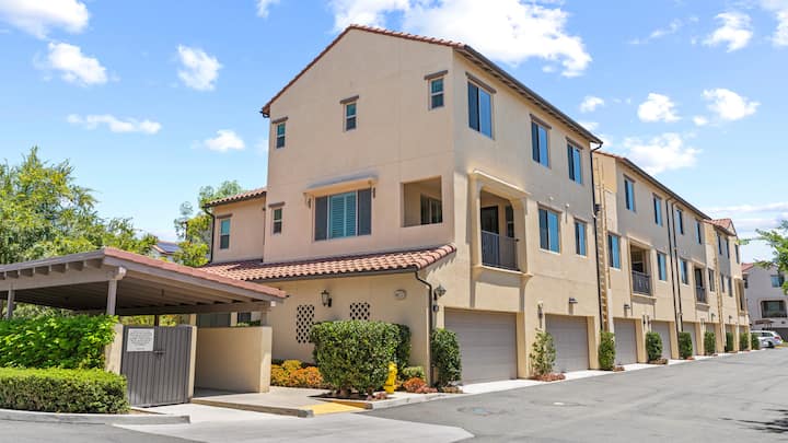 Cozy 3br/2.5ba Irvine Home Near Uci & Spectrum - Irvine, CA