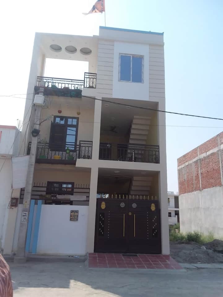 Luxury 5br Villa Near Airport With Rooftop & Wi-fi - Lucknow