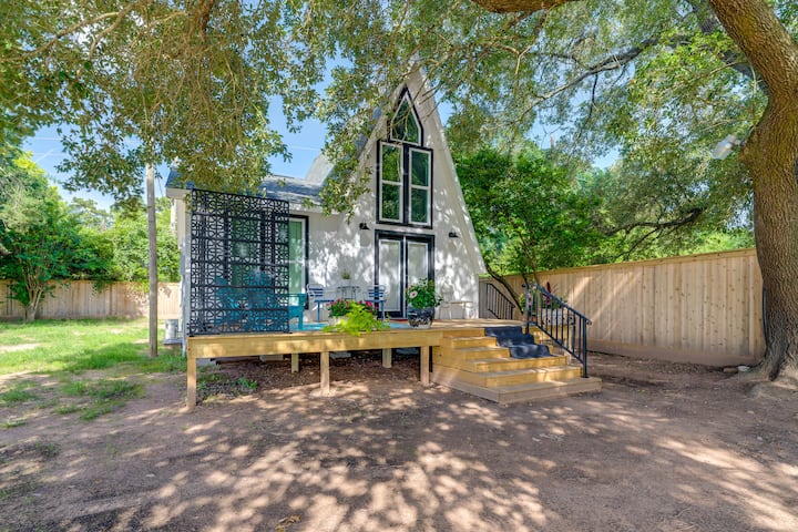 3 Mi To Tomball's Main St! Unique A-frame Home - Tomball, TX