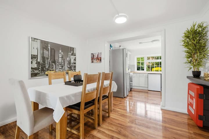Comfortable 3 Bed House Near Bedgrove Park - Aylesbury