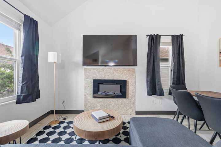 Cozy Loft Style | Pool | Firepit | Gym | Parking - Traders Point, IN