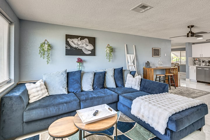 Canalfront Hudson Home W/ Hot Tub: 3 Mi To Beaches - Hudson, FL