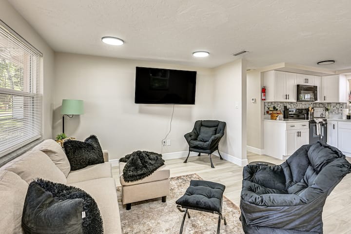 Walk To Sponge Docks! Bright Home W/ Yard - Tarpon Springs, FL