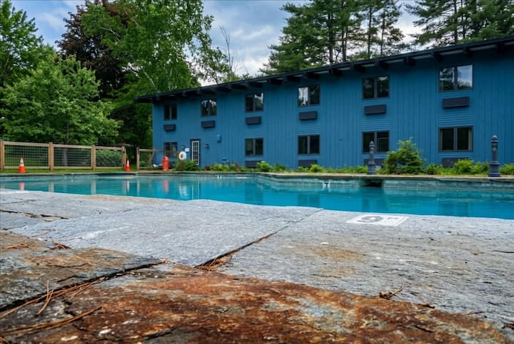 Hotel Vervana | Junior Suite | Outdoor Pool - Bennington, VT