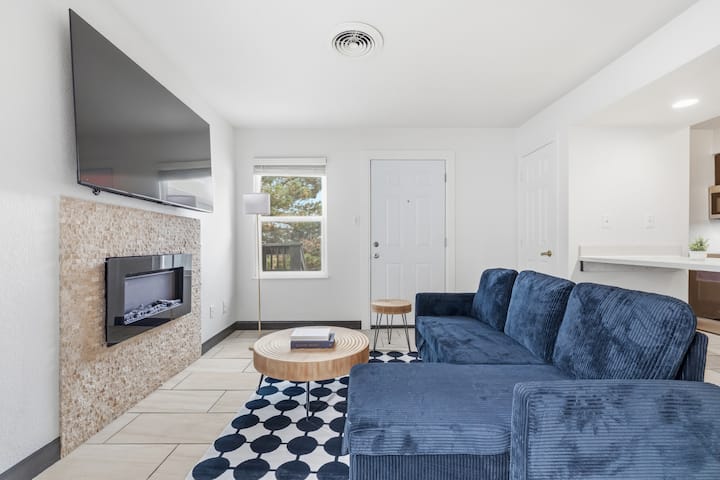 Modern Studio | Pool | Free Parking | Gym - Traders Point, IN