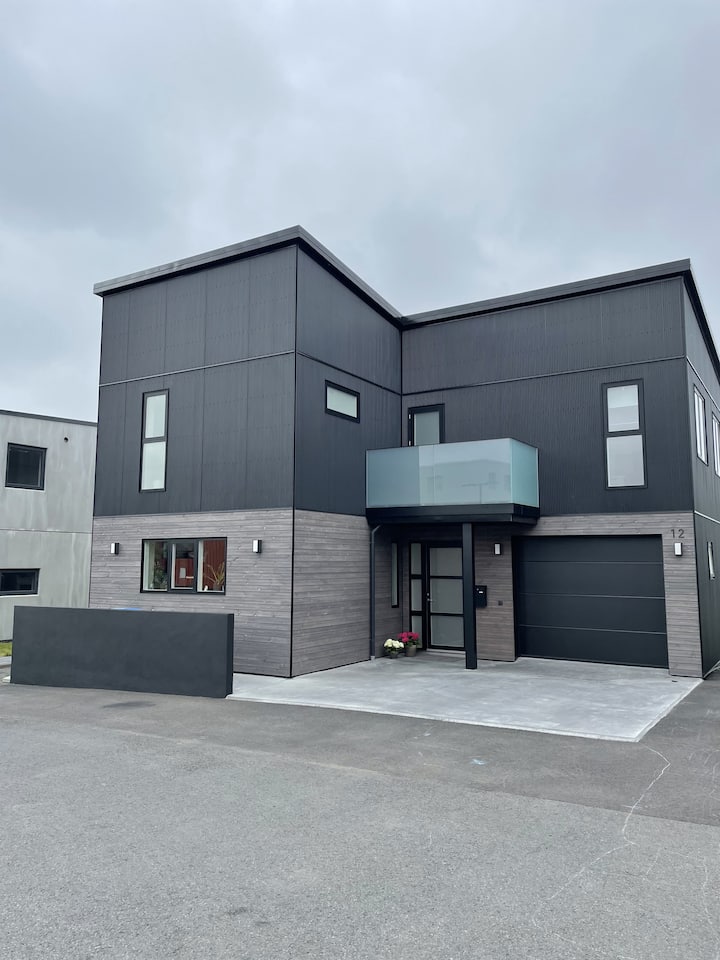 Modern Home By ÚLfarsfell & Hiking Trails - Islande