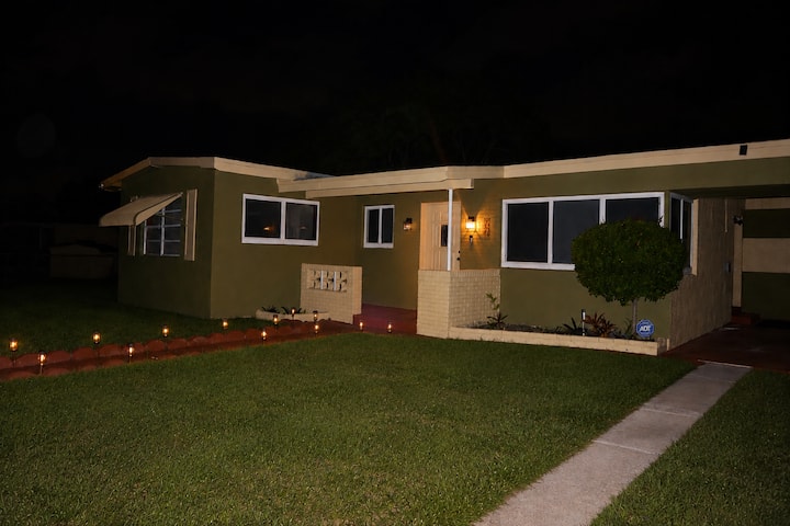 Beautiful Fort Lauderdale Home | W/ Bar & Backyard - Fort Lauderdale, FL