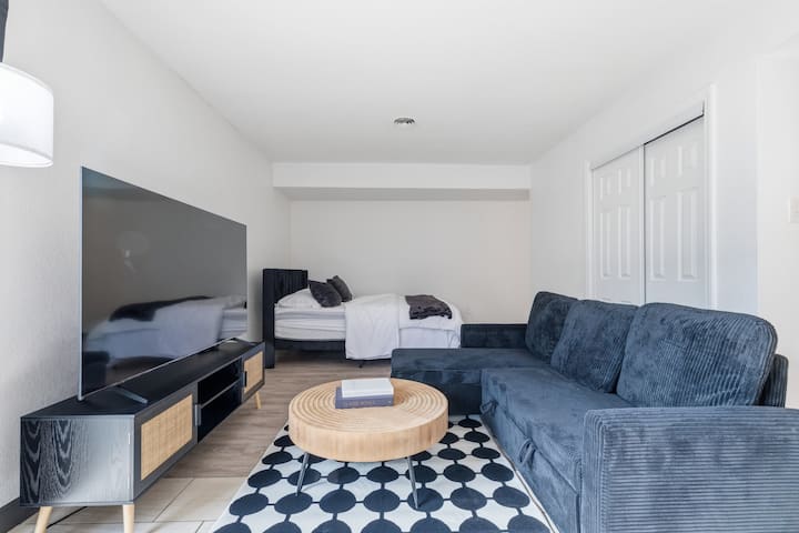 Stylish Studio | Pool | Gym | Firepit | Parking - Traders Point, IN