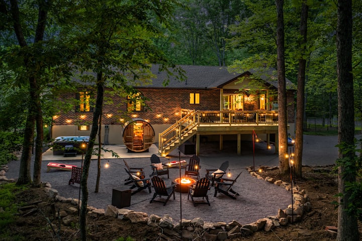 Long Weekend | Hot Tub, Sauna, Skee-ball & Theater - Jim Thorpe, PA