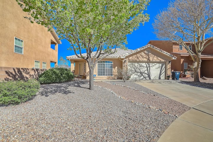 Hot Air Balloon & Mtn Views W/ Putting Green | 3br - Albuquerque, NM