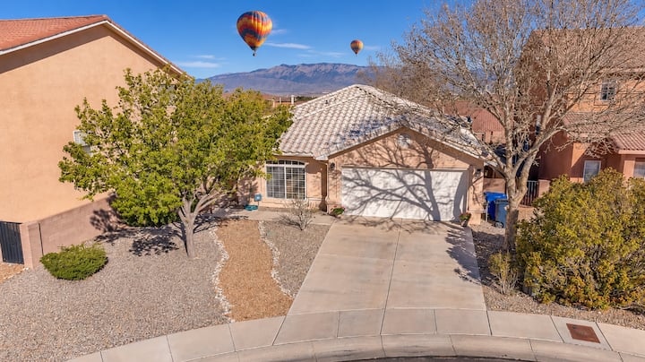 Balloon & Sandia Views | Putting Green | 3br - Albuquerque, NM
