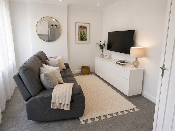 Spacious 2-bed Flat | 5 Min Walk To Station - London