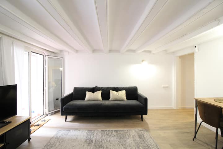 Bonic Apartament Situat Al Centre Del Nucli Antic. -