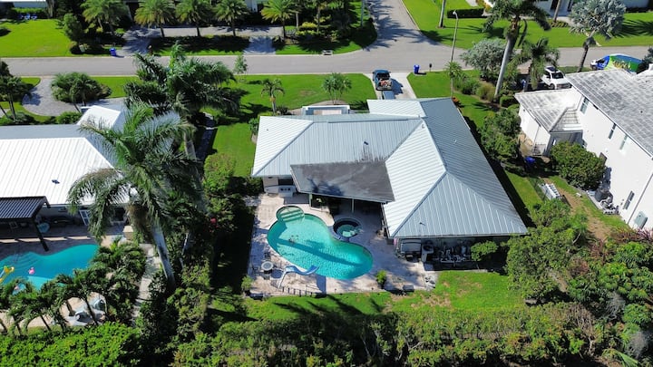 5 Min Walk To White Sandy Beaches And Private Pool - Naples, FL
