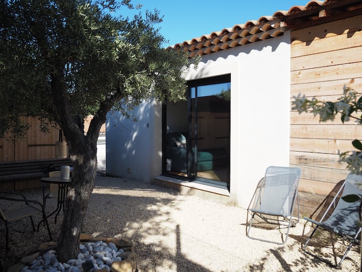 Charmant Studio Avec Grande Piscine à Débordement - Lambesc
