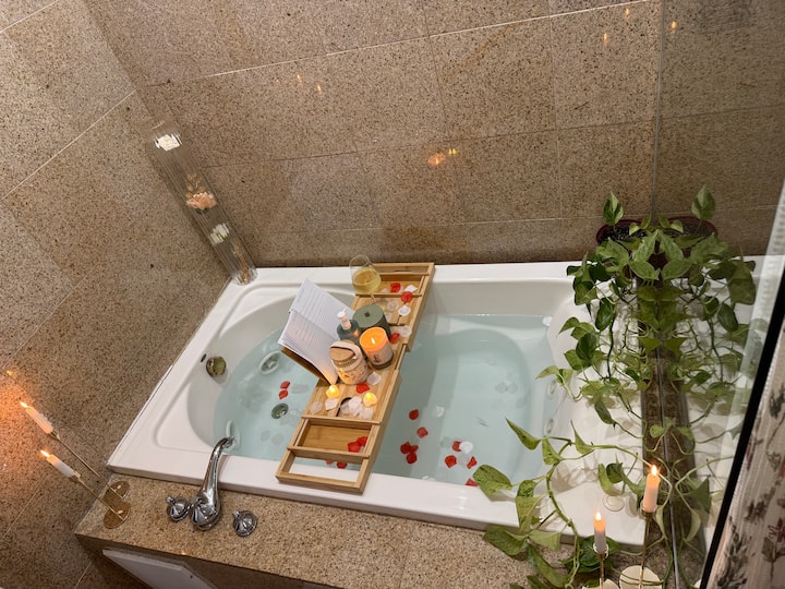 2br Jacuzzi Retreat | 5 Min To Downtown Providence - Providence, RI