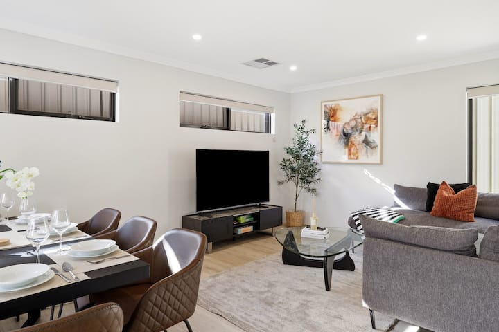 New Build! Spacious Modern 5-bed Bentley Townhouse - Perth
