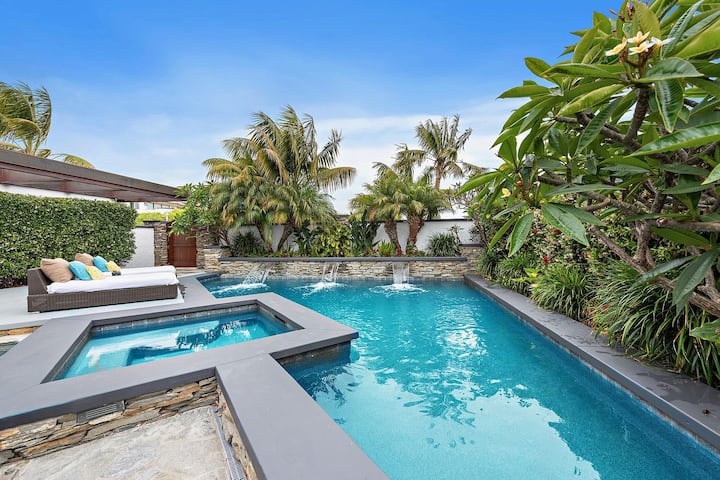 Sun-drenched Coastal Haven With Private Pool - Newport Beach, CA