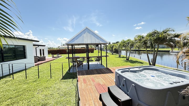 Waterfront Oasis, Boat Canal & Perfect Location - North Fort Myers, FL
