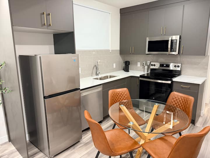 Modern Basement Suite | Chestermere Lake & Calgary - Chestermere
