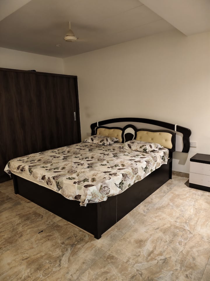 Spacious Room With All Amenites In Prime Locality - Vijayawada