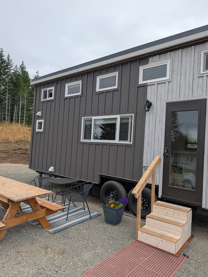 Lakeside, Cozy Tiny Home - Quaint & Fully Equipped - Shelton, WA