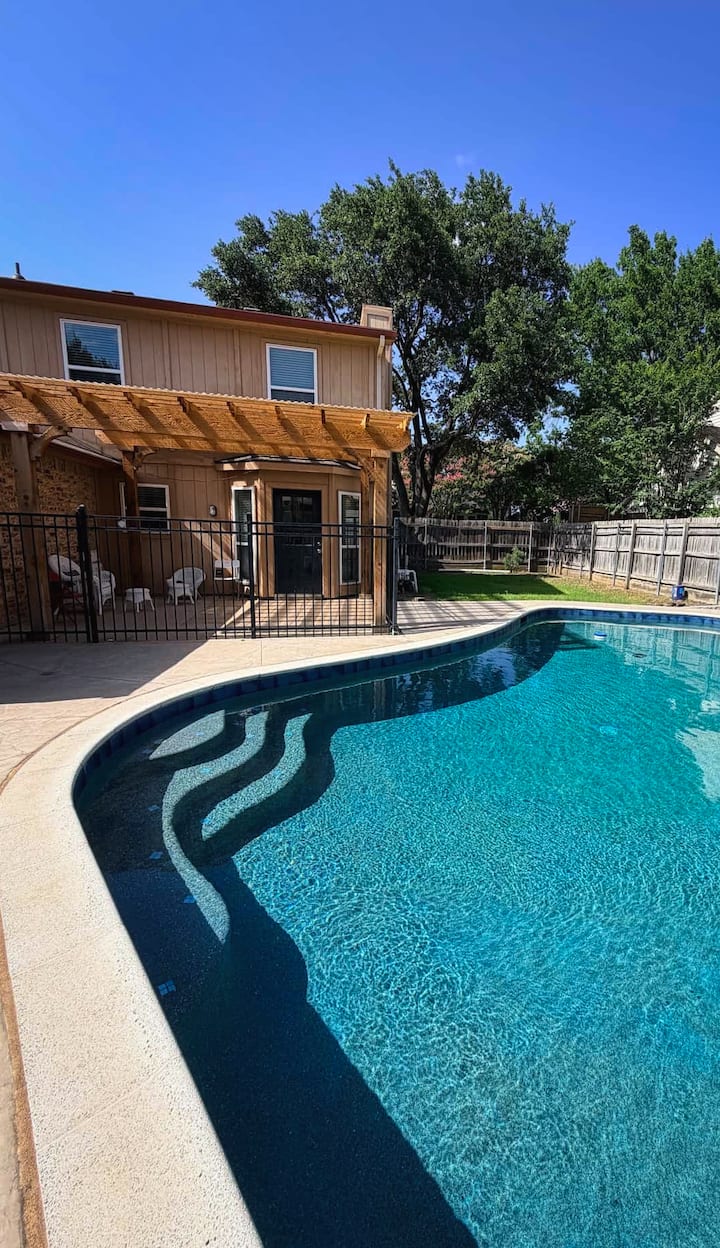 Enjoy Your Getaway In This 5-bedroom Pool Home. - 艾倫