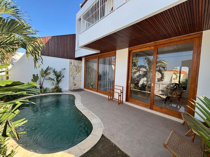 Modern Tropical Villa With Private Pool - Denpasar
