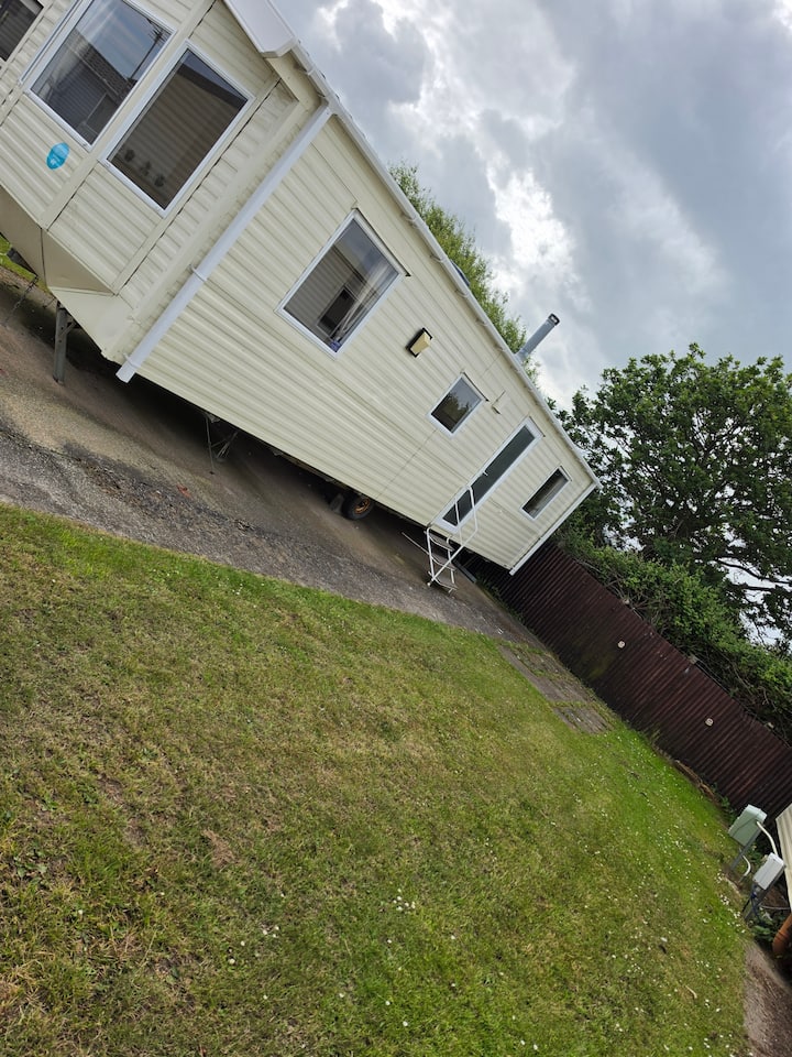 2 Bed Caravan - Sleeps 4 - Free Parking - Rhyl