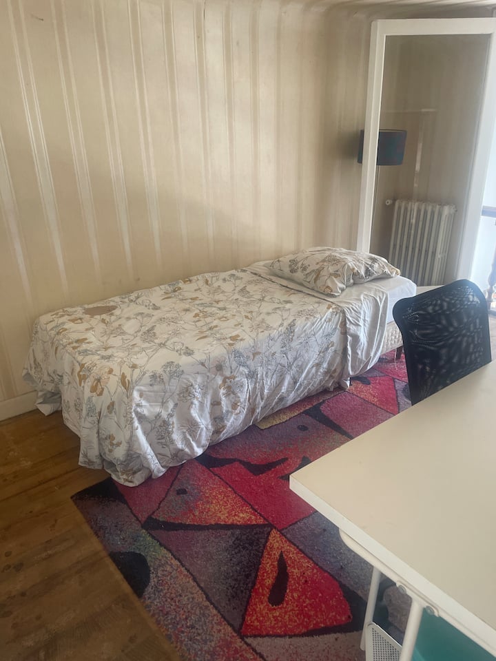 Chambre Pour Un Saisonnier, Surfeur)vue Plage. - Biarritz