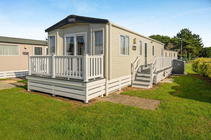 Sandy Dog Stylish 2 Bedroom Holiday Lodge - Lymington