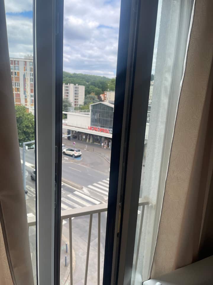 Chambre Dans Un Charmant Appartement - Chaville