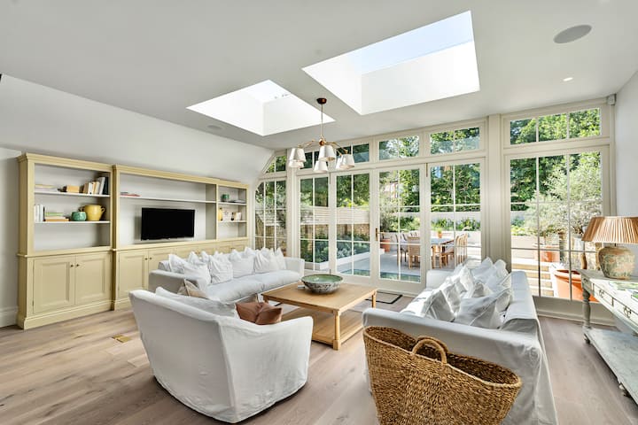 Luxury 6-bed Mansion | Gym | Sauna | Pool | Ac - London