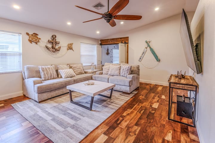 Casa Azul-tiki Bar, Game Room & Seashell Backyard - Venice, FL