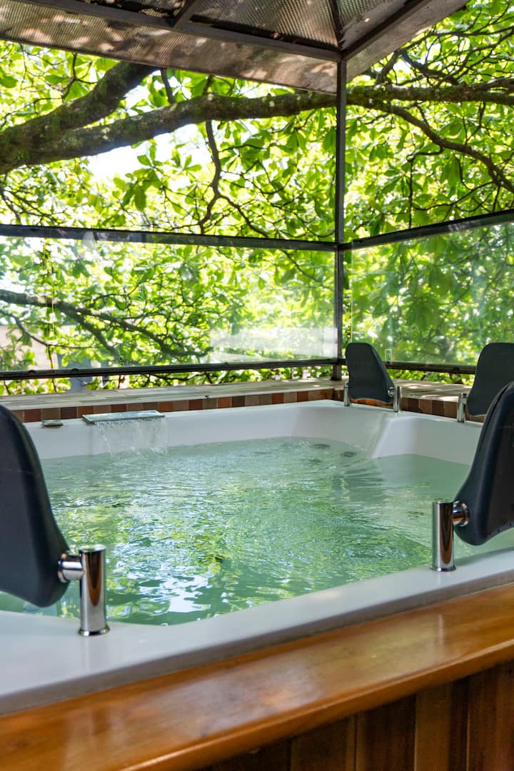 Villa Para Grupos En Lleras · Jacuzzi · 8 Baños - Medellín