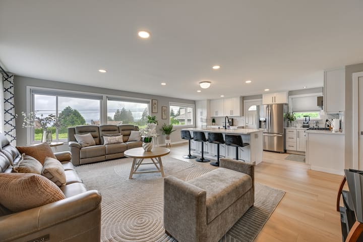 Quiet Home W/ Deck & Water Views In Des Moines - Des Moines, WA